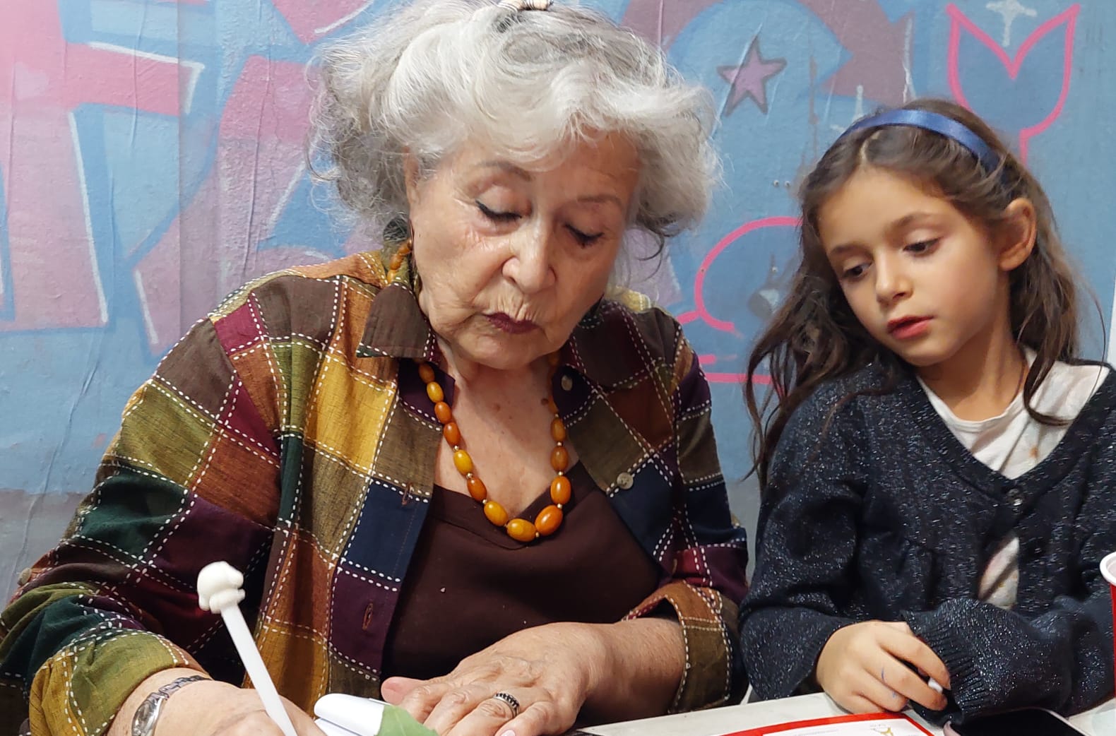 Juan Cristóbal Romero presenta Re-versos de Isabel Araya - Hogar de Cristo